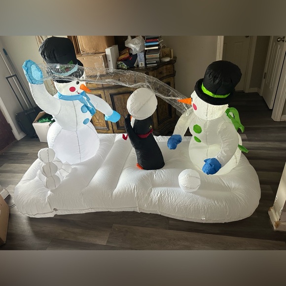 Christmas | Holiday | Inflatable Snowmen Throwing Snowball Christmas ...